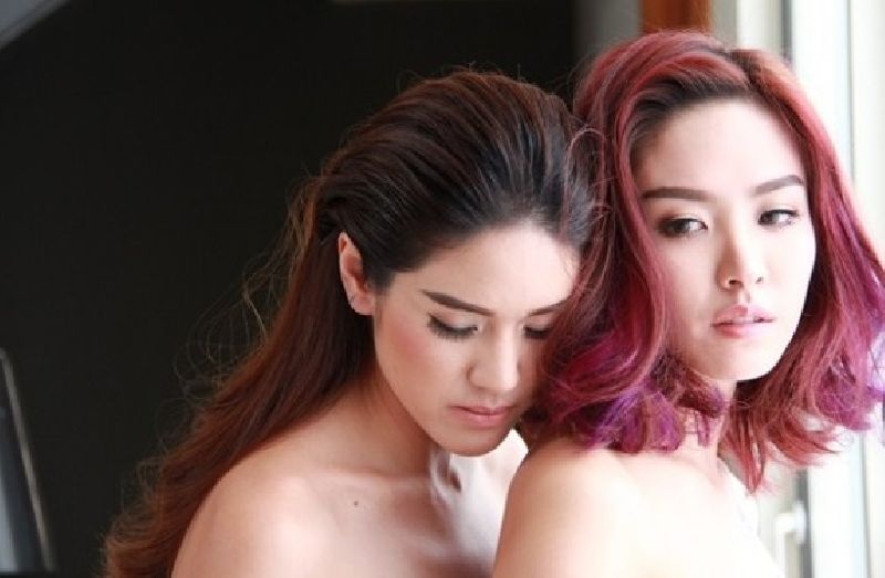 สุดสยิว "น้ำชา-จิ๊บ" ลูบไล้แผ่นหลังสุดฟิน ตอกย้ำกระเเสความเเรงหญิงรักหญิง - Popcornfor2.com