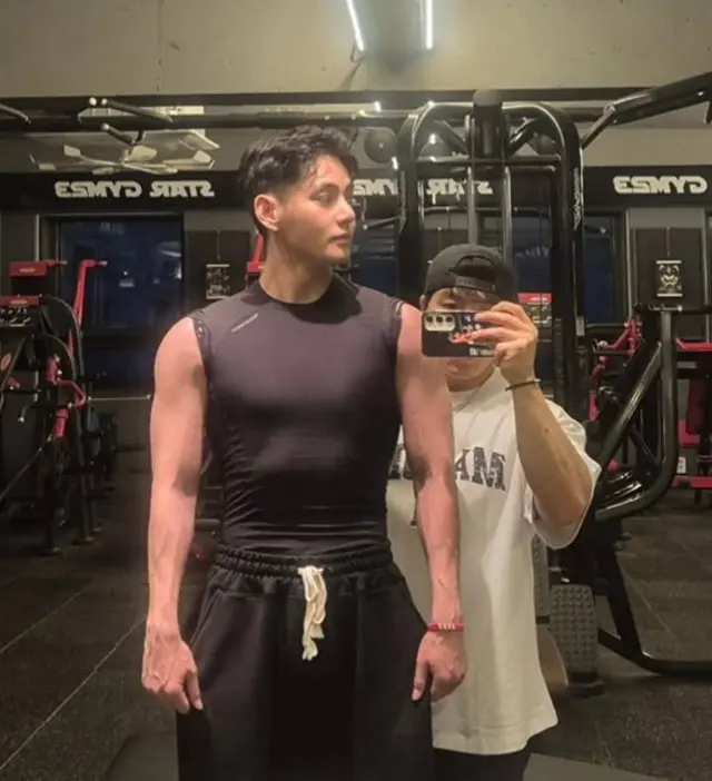 หุ่นสุดล่ำของ วี จองกุก BTS และซงคัง กำลังได้รับความสนใจจากชาวเน็ต! - Popcornfor2.com