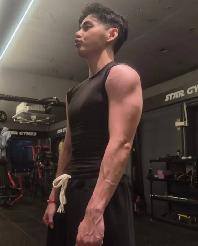 หุ่นสุดล่ำของ วี จองกุก BTS และซงคัง กำลังได้รับความสนใจจากชาวเน็ต! - Popcornfor2.com